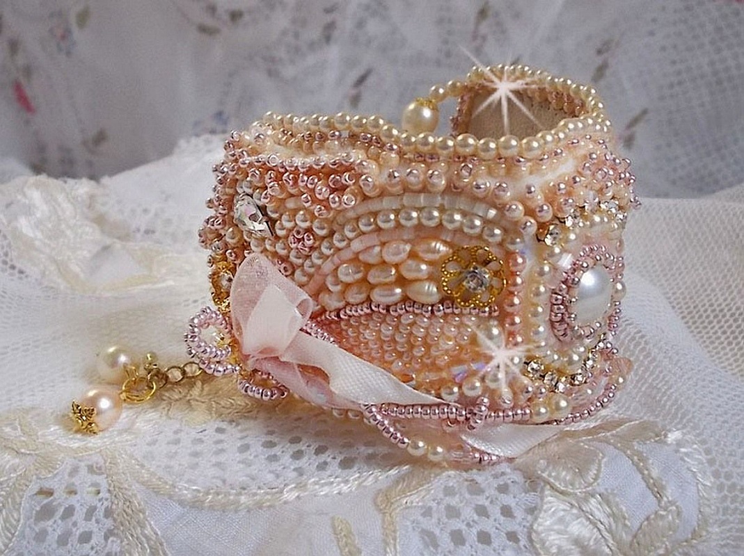 Bijoux Bracelet Poudre de Riz manchette brodé avec des perles de ...