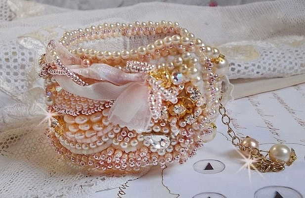 Bijoux Bracelet Poudre de Riz manchette brodé avec des perles de ...