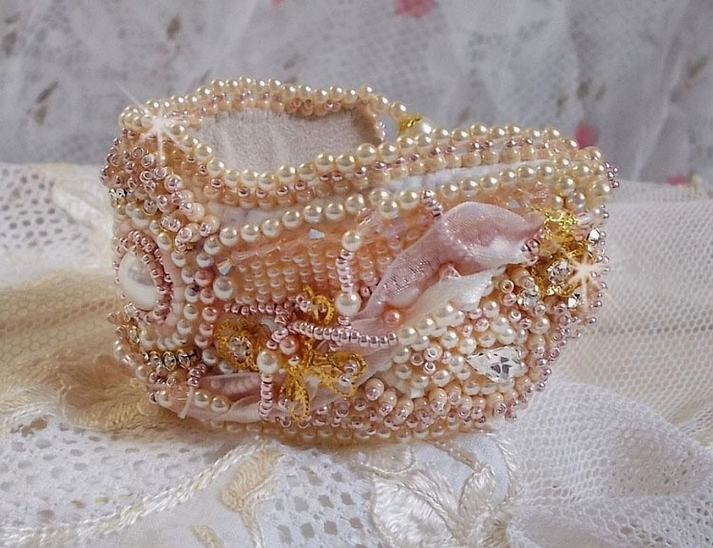 Bijoux Bracelet Poudre de Riz manchette brodé avec des perles de ...