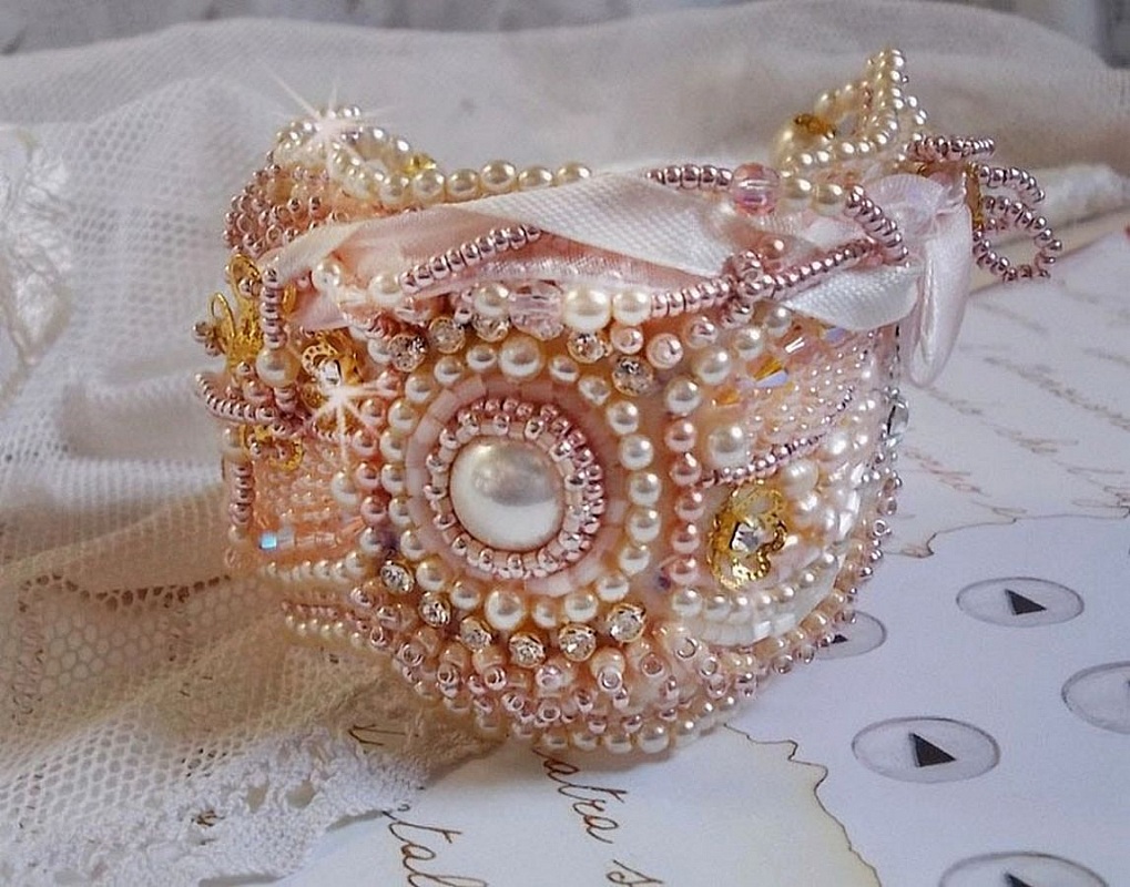 Bijoux Bracelet Poudre de Riz manchette brodé avec des perles de ...