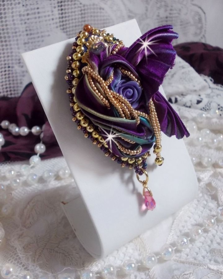 Broche La Passionnée de Venise brodée avec un ruban de soie Purple, une ...