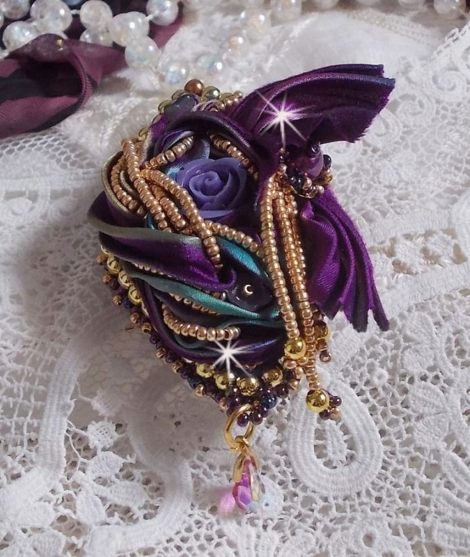 Broche La Passionnée de Venise brodée avec un ruban de soie Purple, une ...