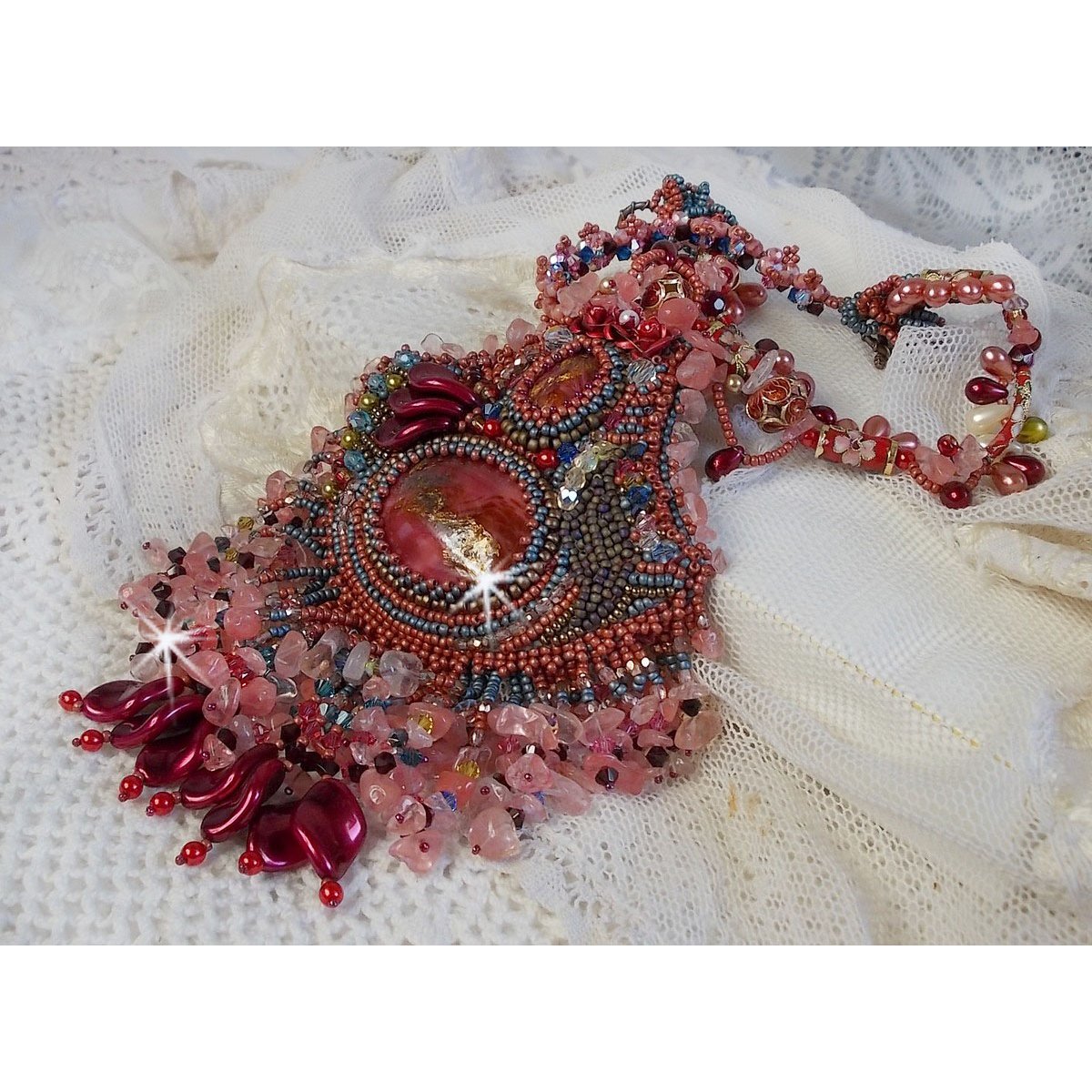 Collier Fleur de Chine brodé avec des perles de Swarovski, perles ...