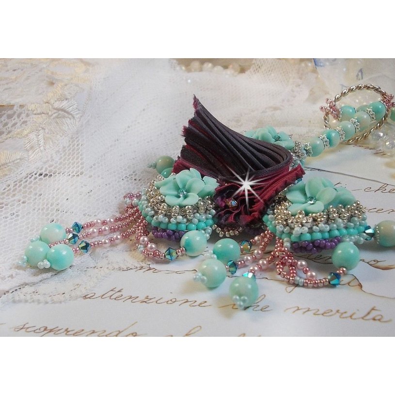 Bijoux Collier Blue Flowers brodé avec un ruban de soie framboise ...