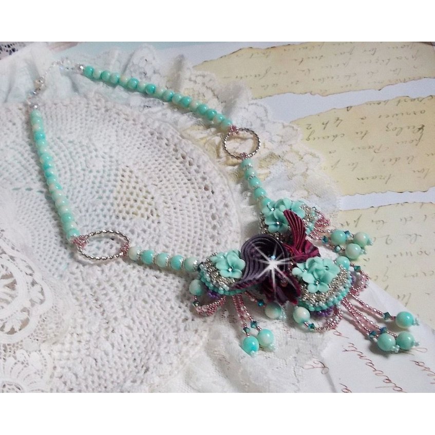 Bijoux Collier Blue Flowers brodé avec un ruban de soie framboise ...