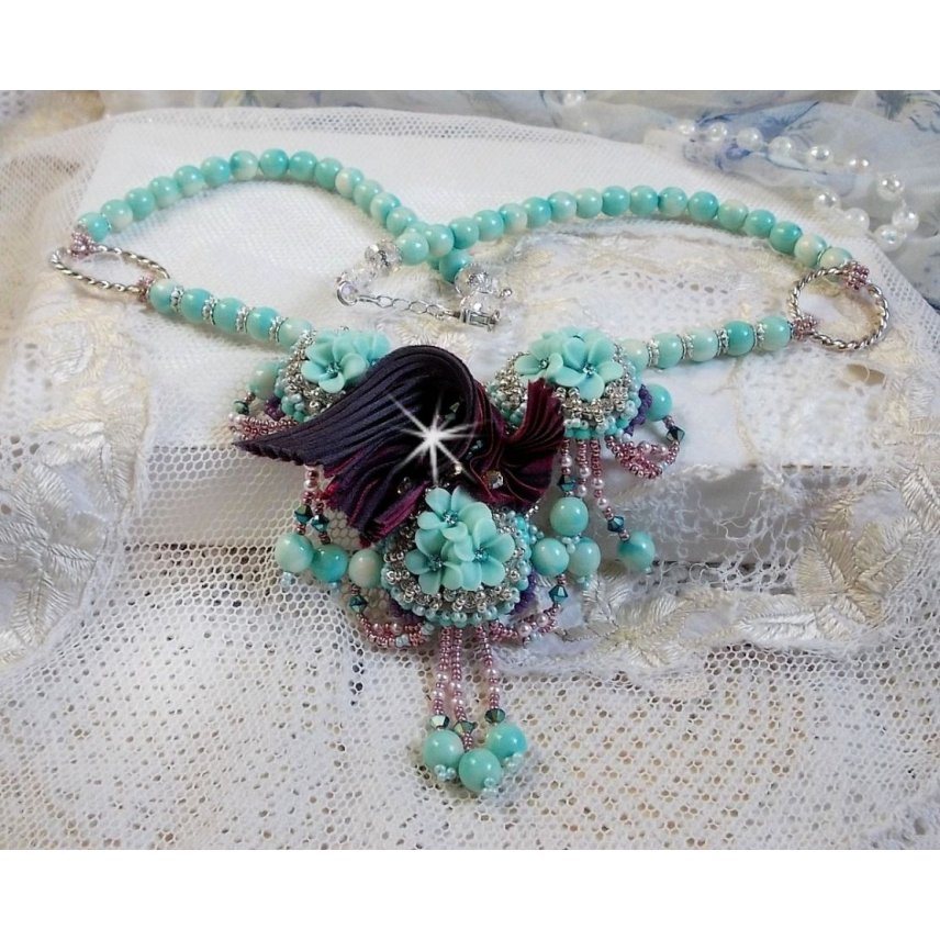Bijoux : Collier Blue Flowers brodé avec un ruban de soie framboise ...