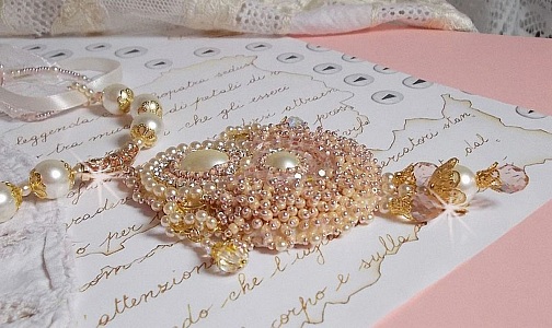 Bijoux Collier Poudre de Riz brodé avec des Cristaux de Swarovski , des ...