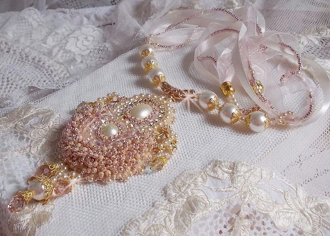Bijoux Collier Poudre de Riz brodé avec des Cristaux de Swarovski , des ...